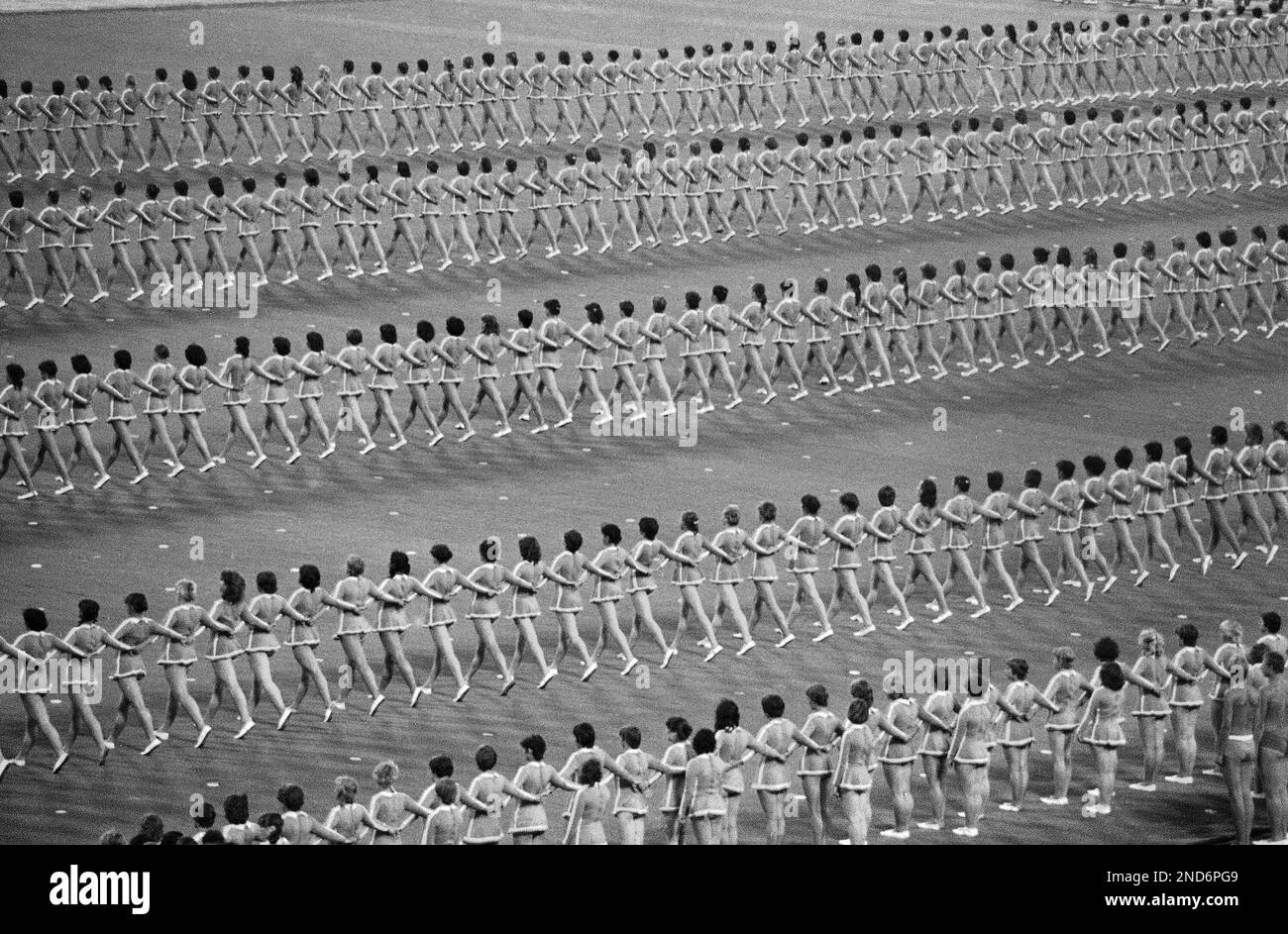 Hundreds of Soviet girls perform dance steps in perfect unison at Lenin ...