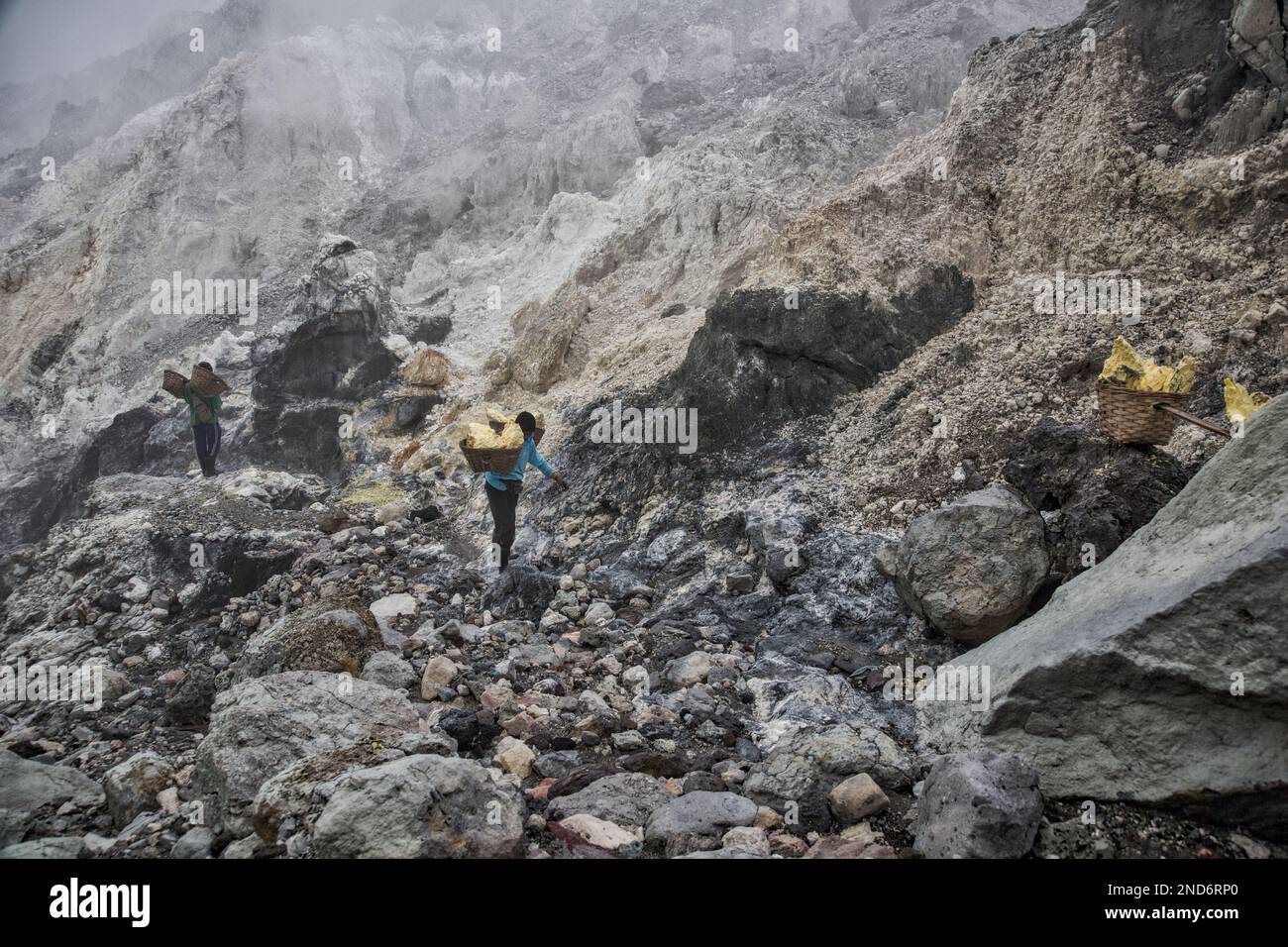 Working inside a volcano hi-res stock photography and images - Alamy