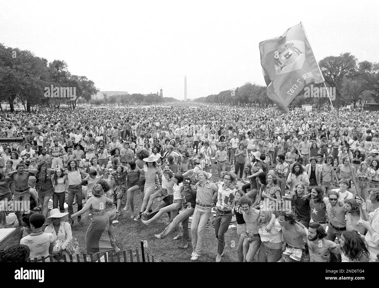 A huge crowd jams the mall in Washington on Sunday, July 4 1976, the ...