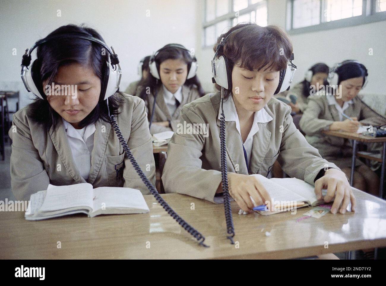 Students of the Ming Chuan College of Commerce for Girls have to dress ...