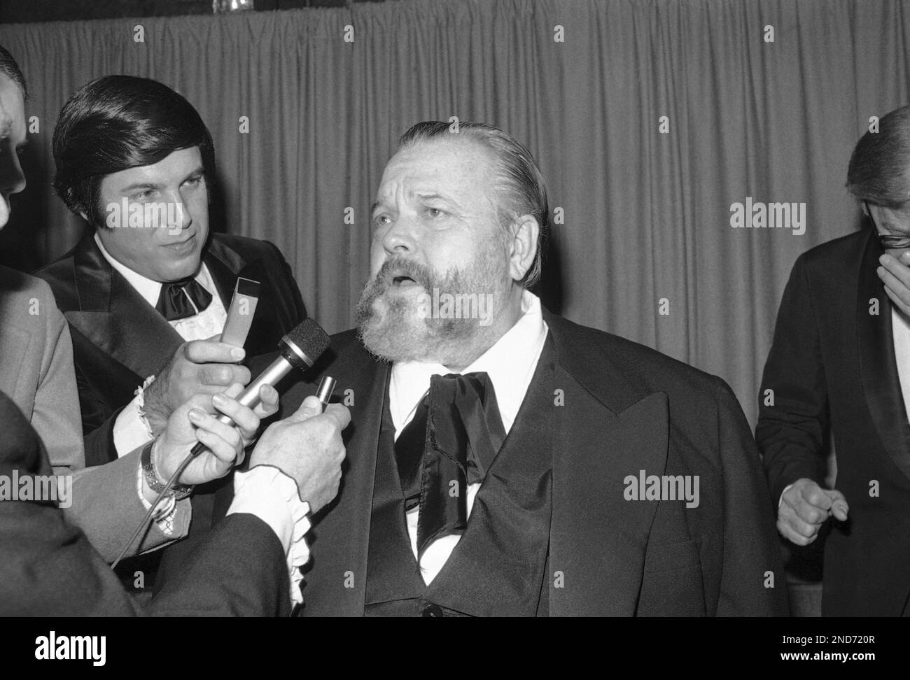 Orson Welles speaks to press prior to American Film Institute dinner in ...