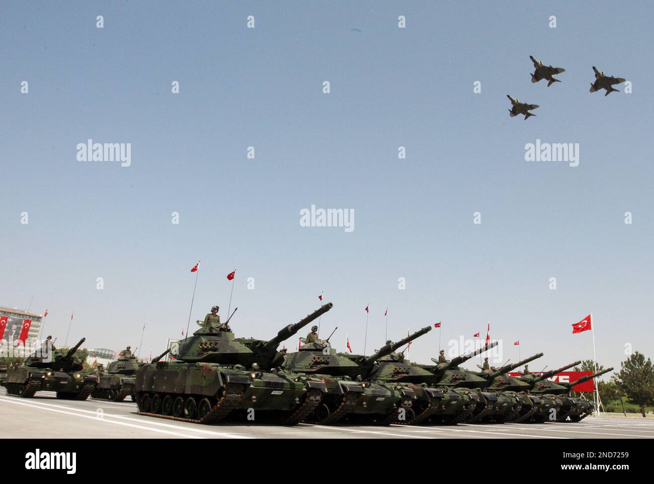 Turkish army's tanks roll and fighter jets fly over as Turkey celebrate ...