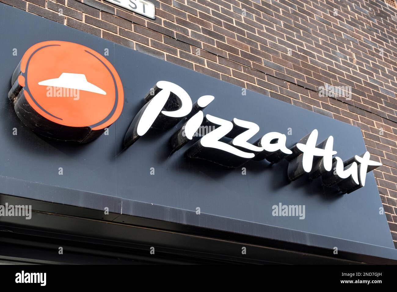 Pizza Hut sign on outside wall UK Stock Photo - Alamy