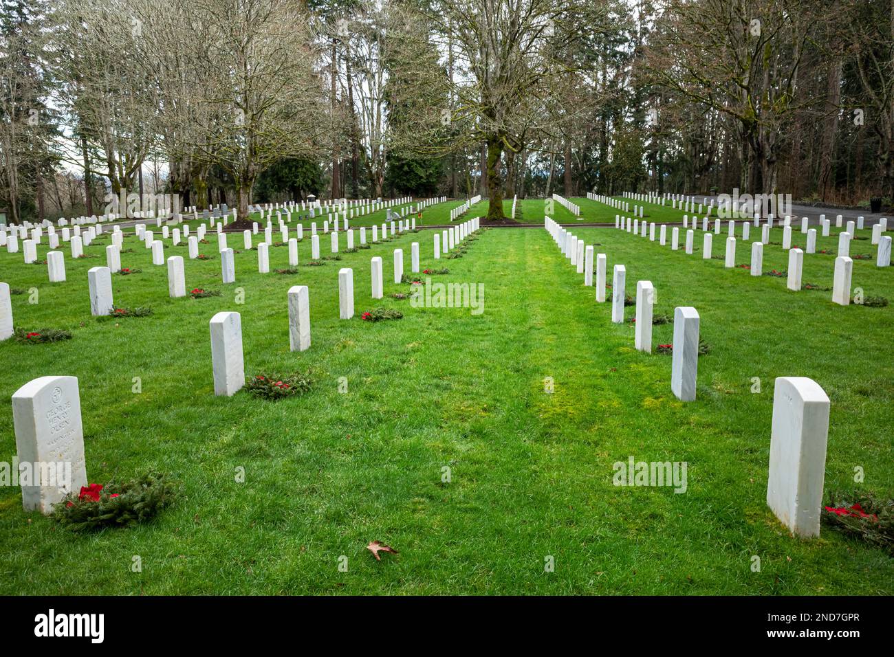 WA22977-00...WASHINGTON - Grave stones and Christmas wreaths at Fort ...