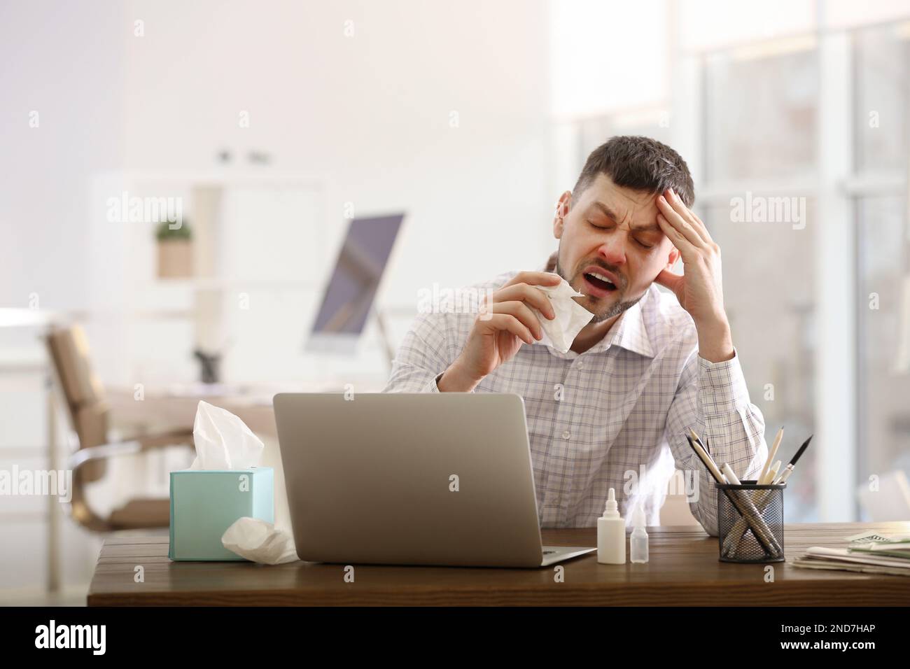 Tissues office hi-res stock photography and images - Alamy