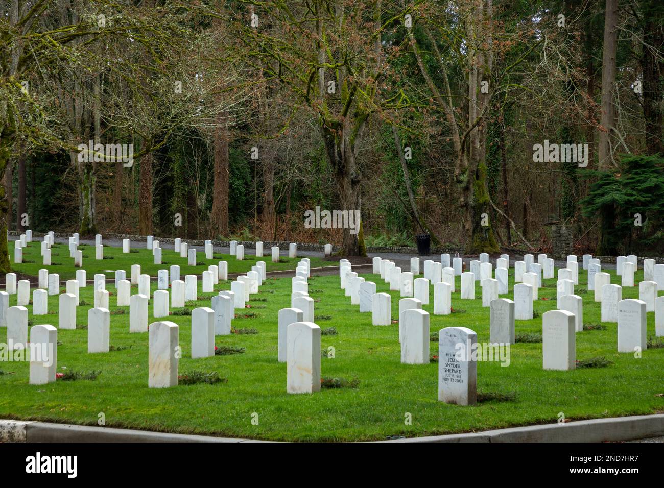 WA22980-00...WASHINGTON - Grave stones and Christmas wreaths at Fort ...