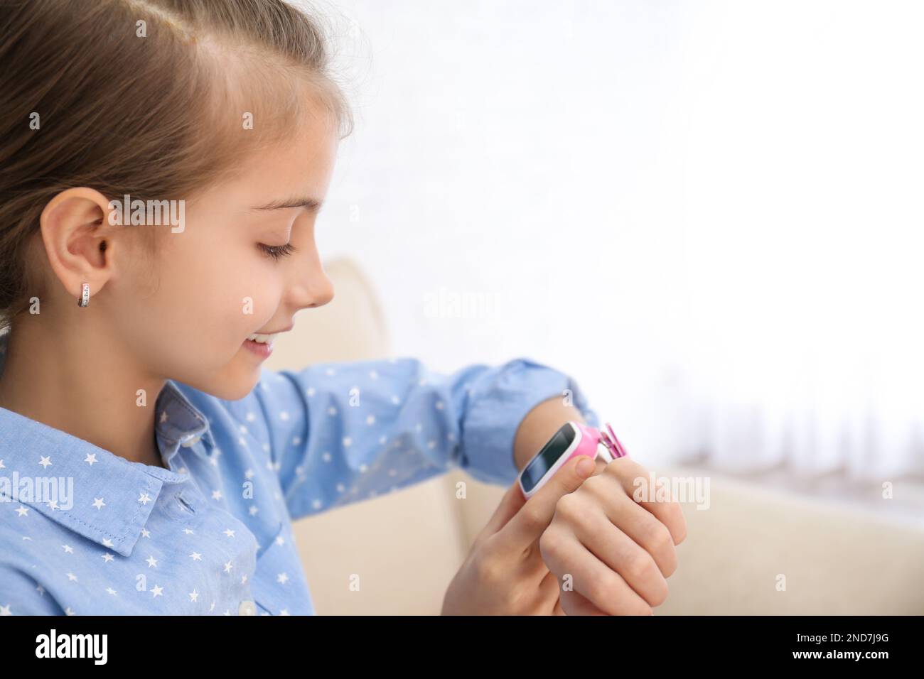 Kid using modern mobile smart hi-res stock photography and images - Alamy