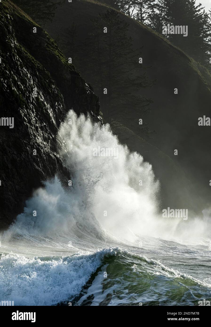 Crashining wave hi-res stock photography and images - Alamy