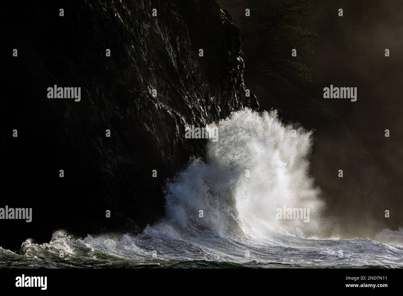 Crashining wave hi-res stock photography and images - Alamy