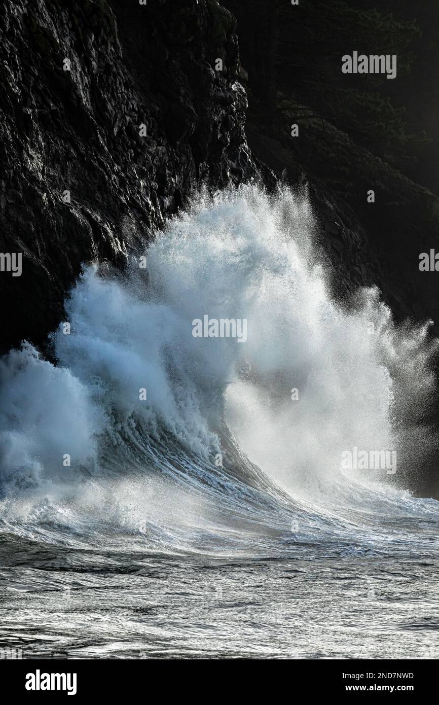 Crashining wave hi-res stock photography and images - Alamy