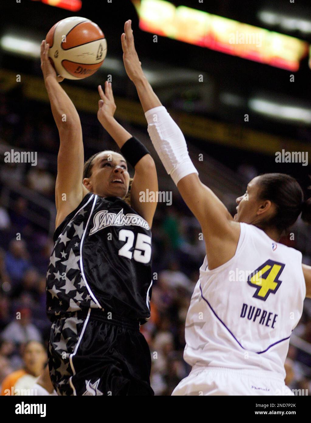 San Antonio Silver Stars guard Becky Hammon, left, attempts a shot over ...