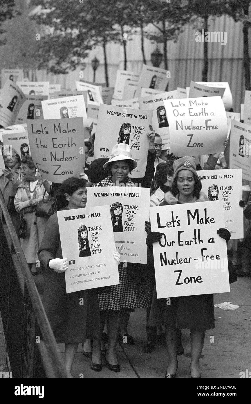 Members of the Women's Strike for Peace, including Coretta Scott King ...