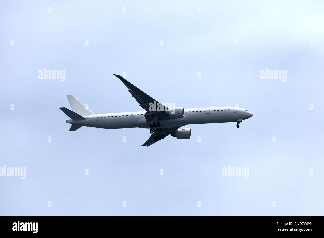 Boeing 777 touching down hi-res stock photography and images - Alamy