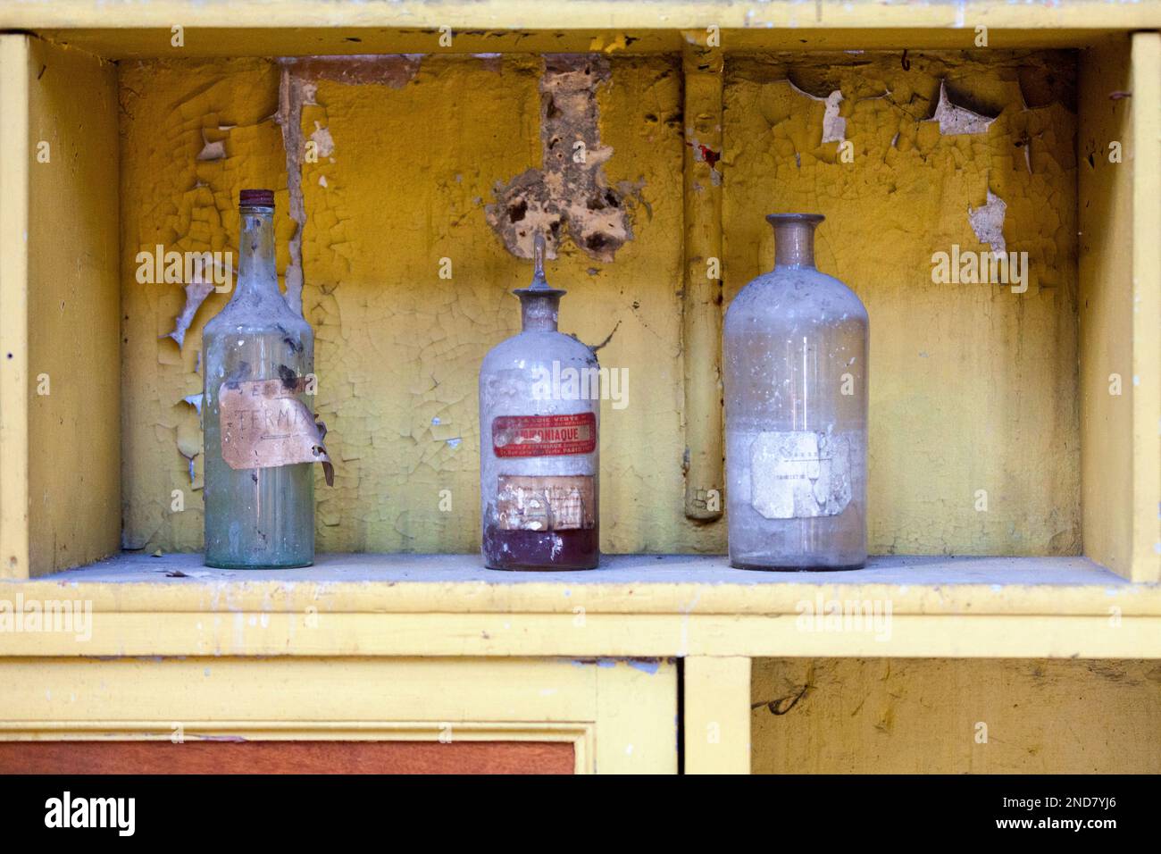 Antique chemical bottles hi-res stock photography and images - Alamy
