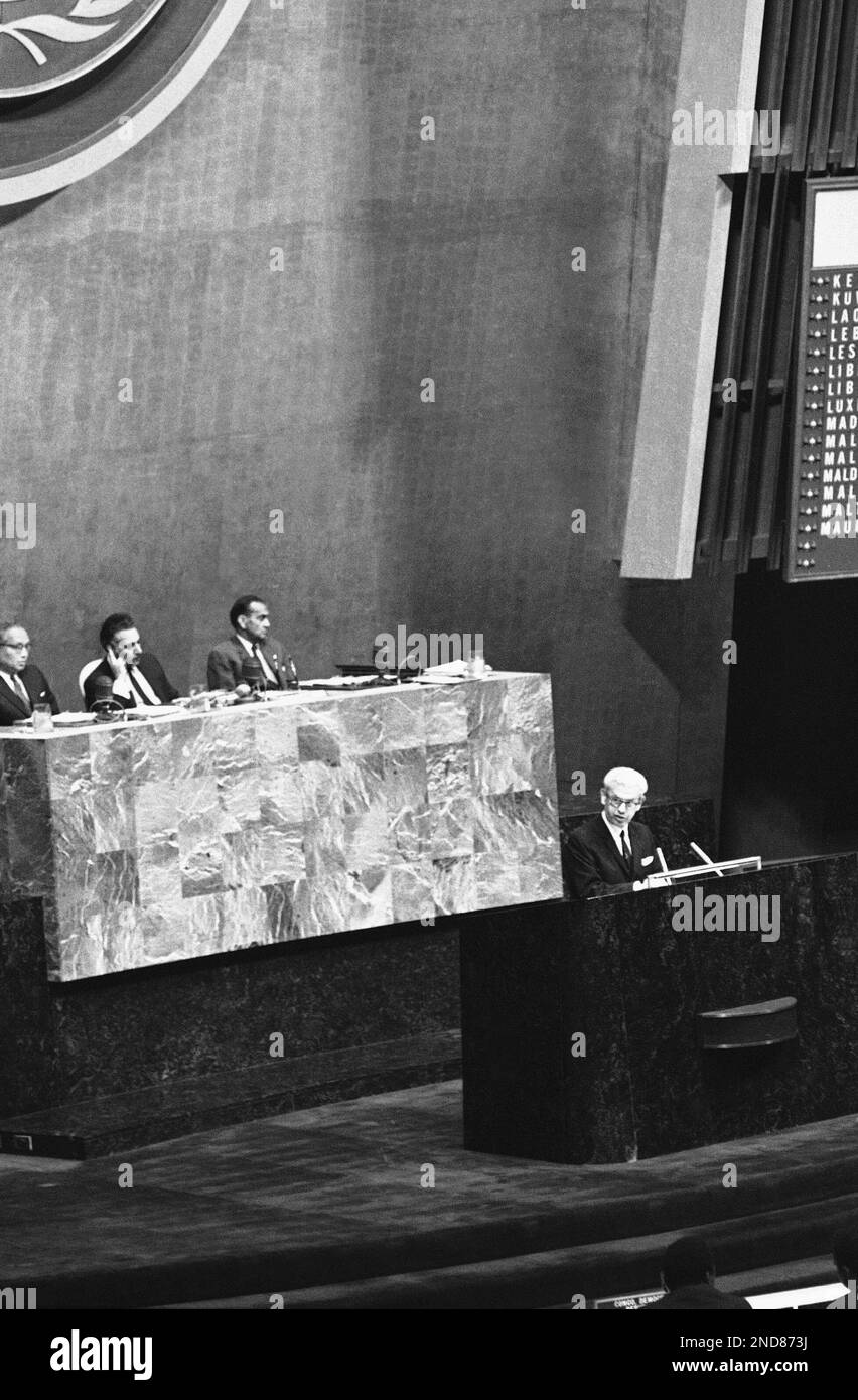 U.S. Ambassador to the United Nations, Arthur Goldberg speaks before ...
