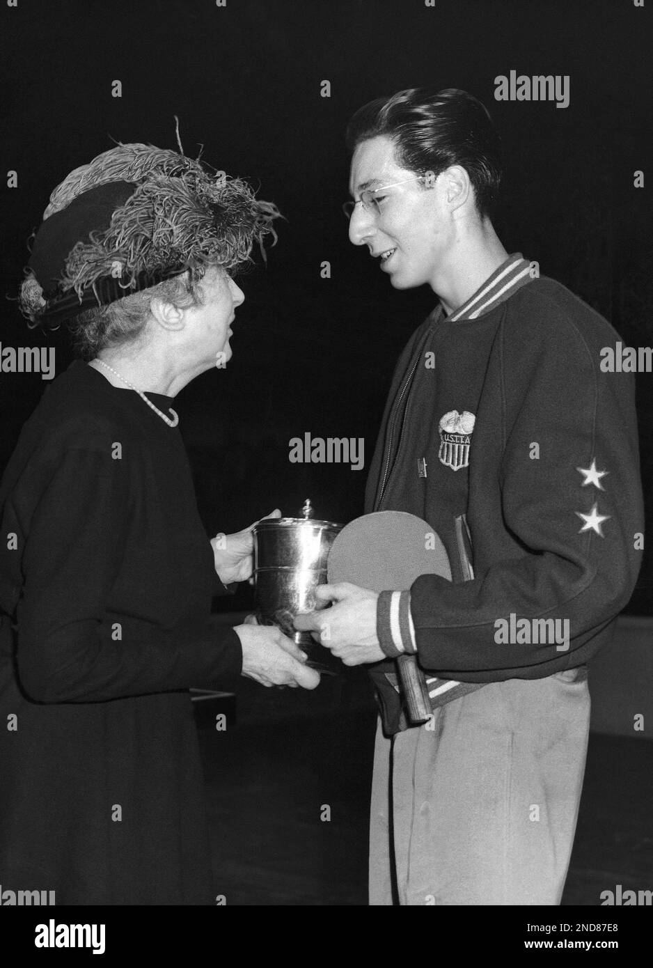 Lady Swaythling presents the Men's Singles Cup of the English Open ...