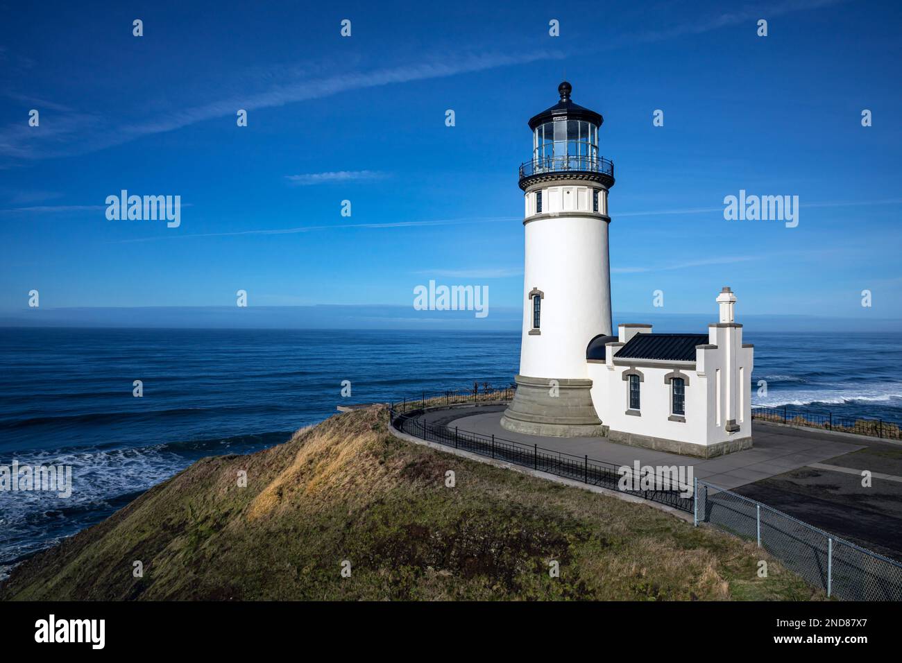 WA23009-00...WASHINGTON - North Head Lighthouse overlooking the Pacific ...
