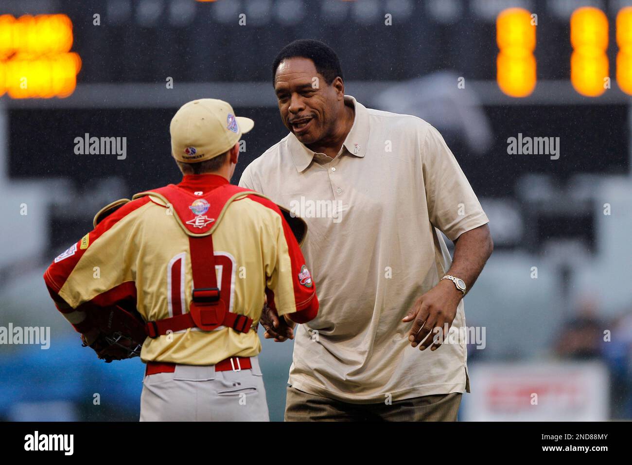 Hall of Fame baseball player Dave Winfield, right, greets Georgia ...