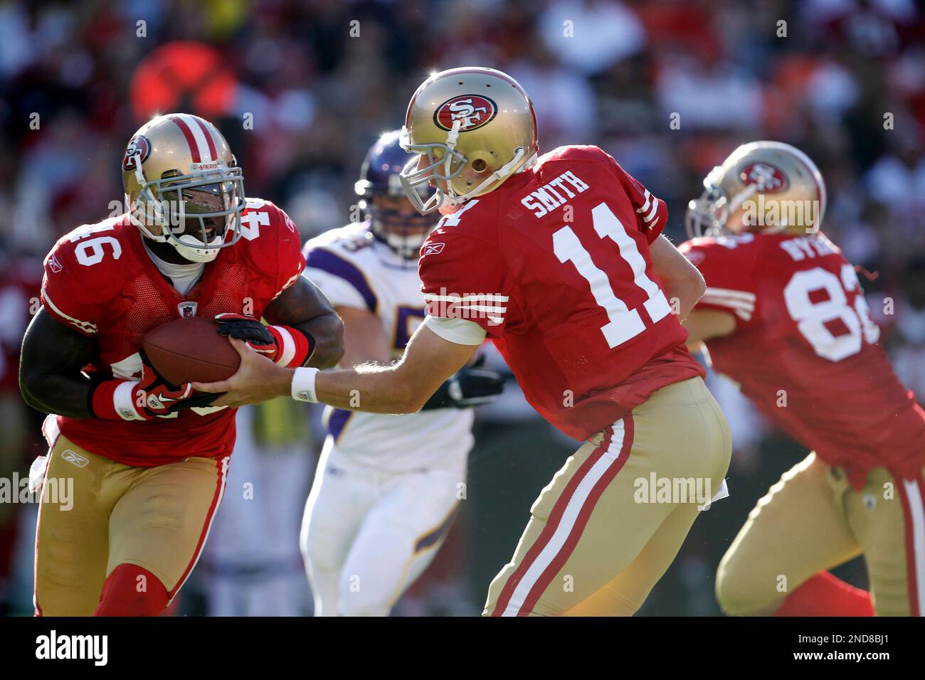 San Francisco 49ers quarterback Alex Smith (11) hands off to San Francisco 49ers tight end ...