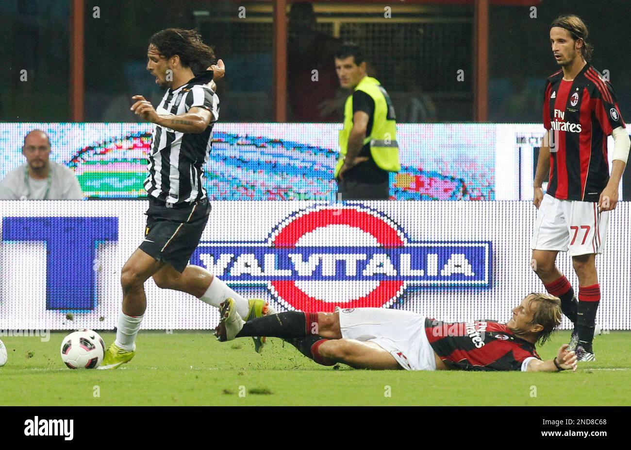 Juventus Brazilian forward Carvalho de Oliveira Amauri , left ...