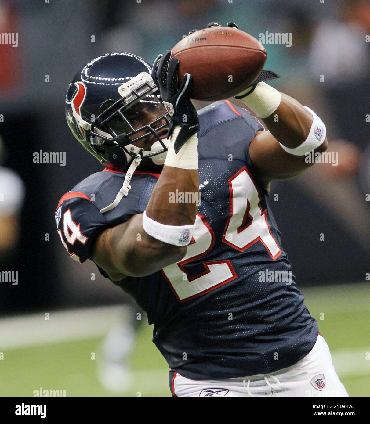 Houston Texans running back Jeremiah Johnson (24) catches a pass during ...
