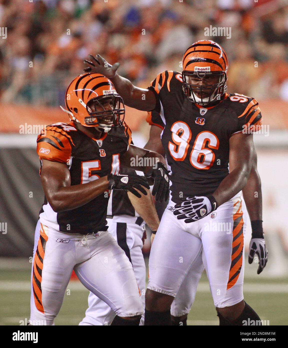 Cincinnati Bengals linebacker Vincent Rey (54) and defensive end Carlos ...
