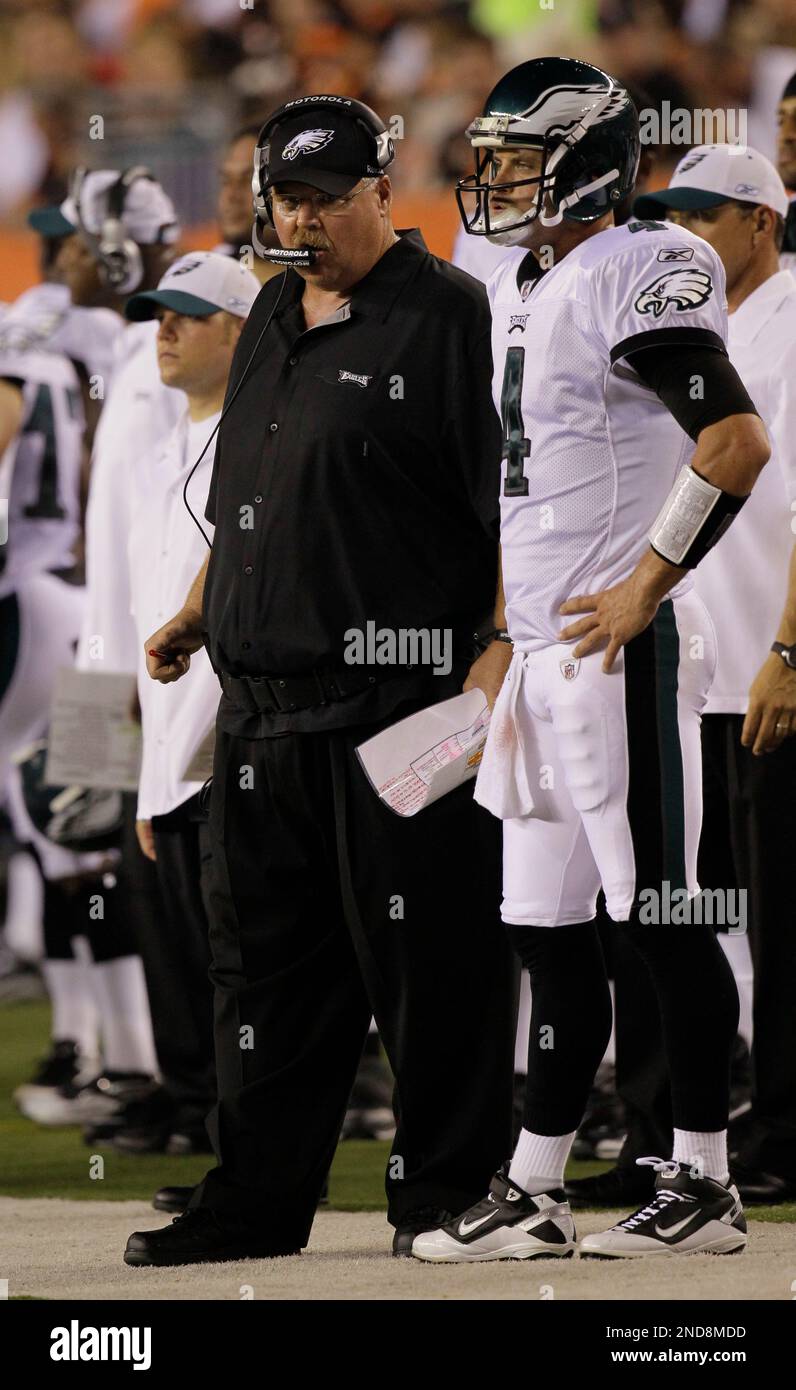 Philadelphia Eagles head coach Andy Reid talks with Philadelphia Eagles ...
