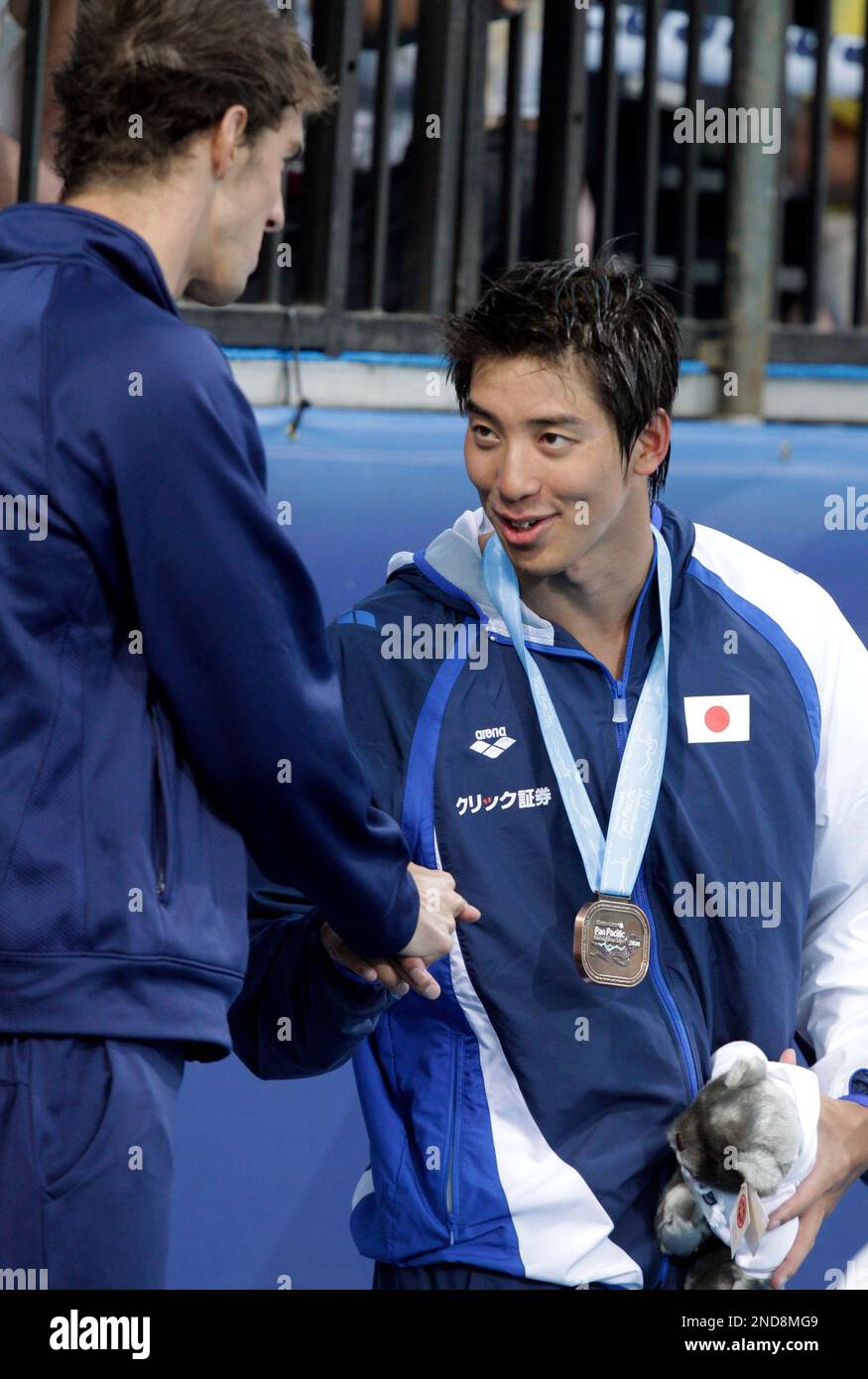 Gold medalist Michael Phelps, left, shakes hands with bronze medalist ...