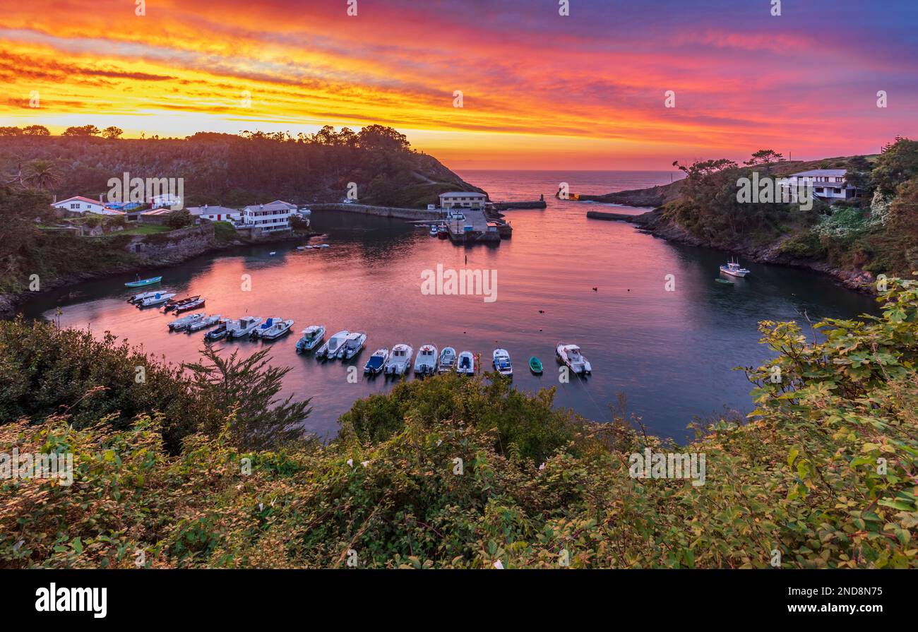 The harbour at Viavelez, Asturias, Spain Stock Photo - Alamy