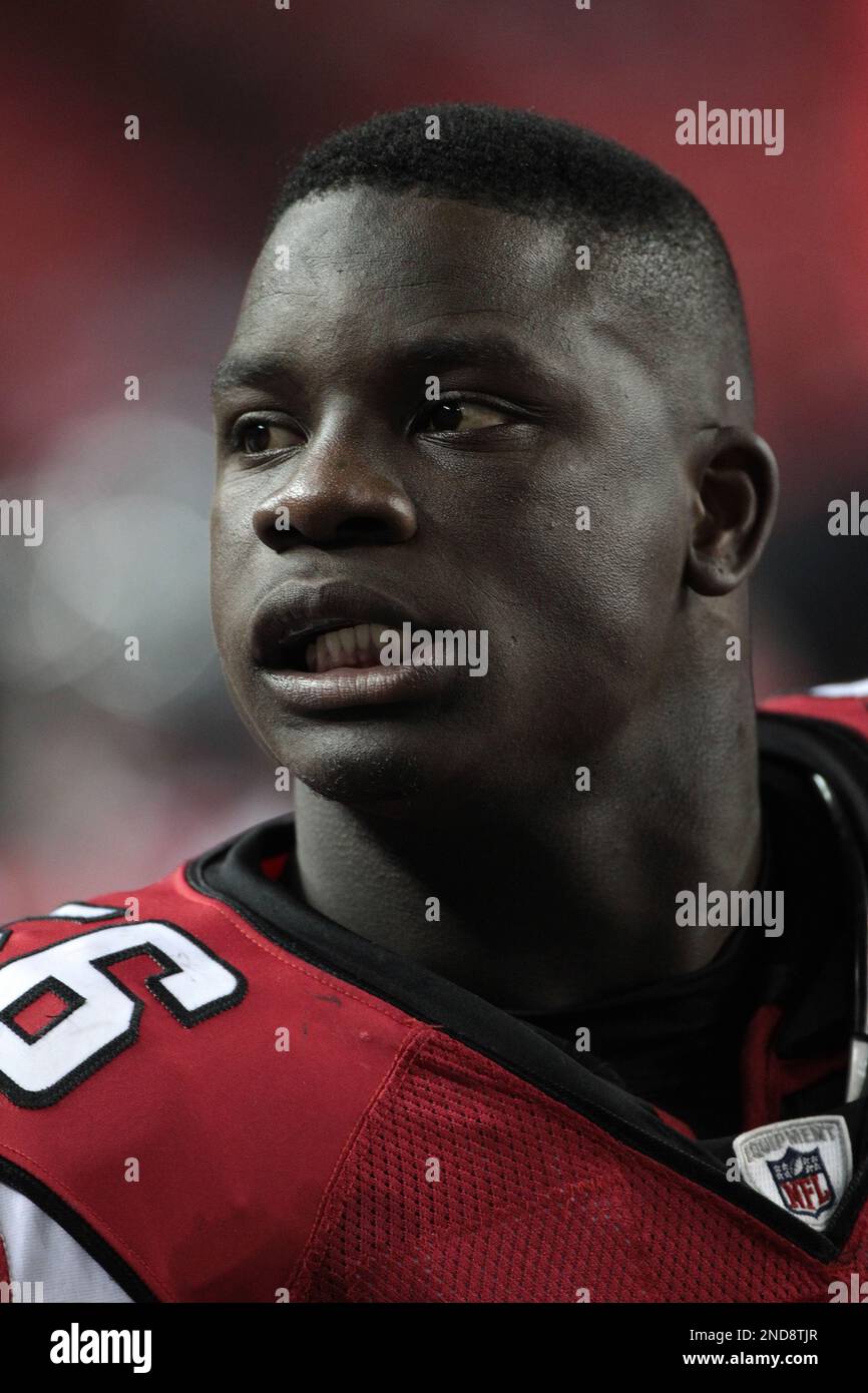Atlanta Falcons linebacker Sean Weatherspoon walks the sidelines in the ...
