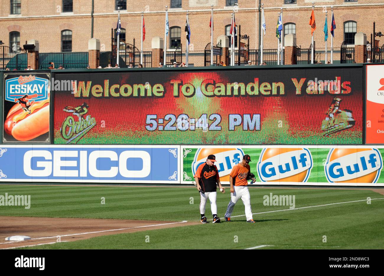 Baltimore Orioles manager Buck Showalter, left, and pitcher Jeremy ...