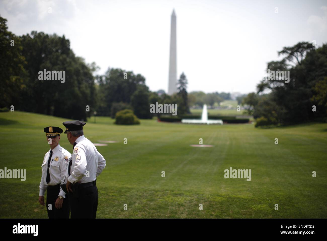 Uniformed Division Secret Service officers stand on the South Lawn of ...