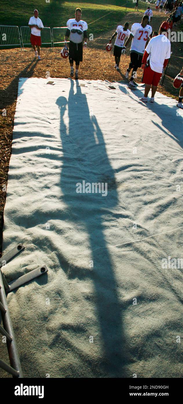 Kansas City Chiefs center Casey Wiegmann (62) casts a long shadow while ...