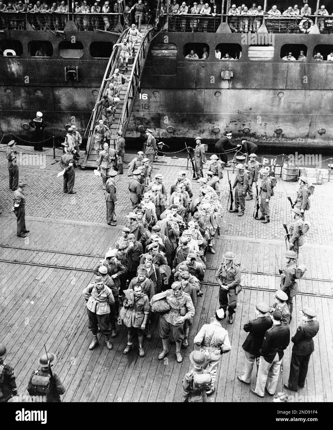 Some of the thousands of Italian prisoners captured in Sicily as they ...