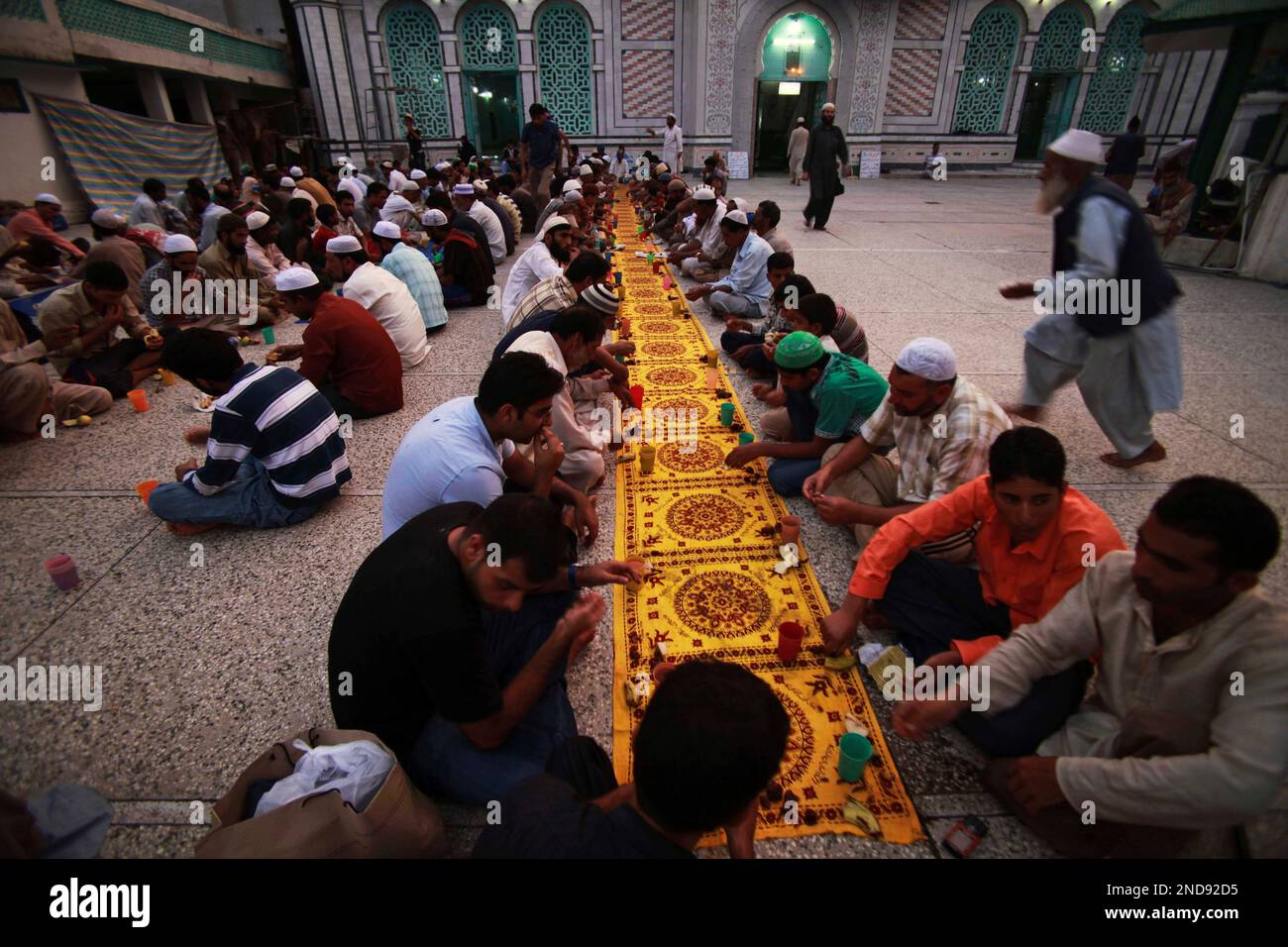 Indian Muslim devotees break their day long fasting during holy Ramadan ...