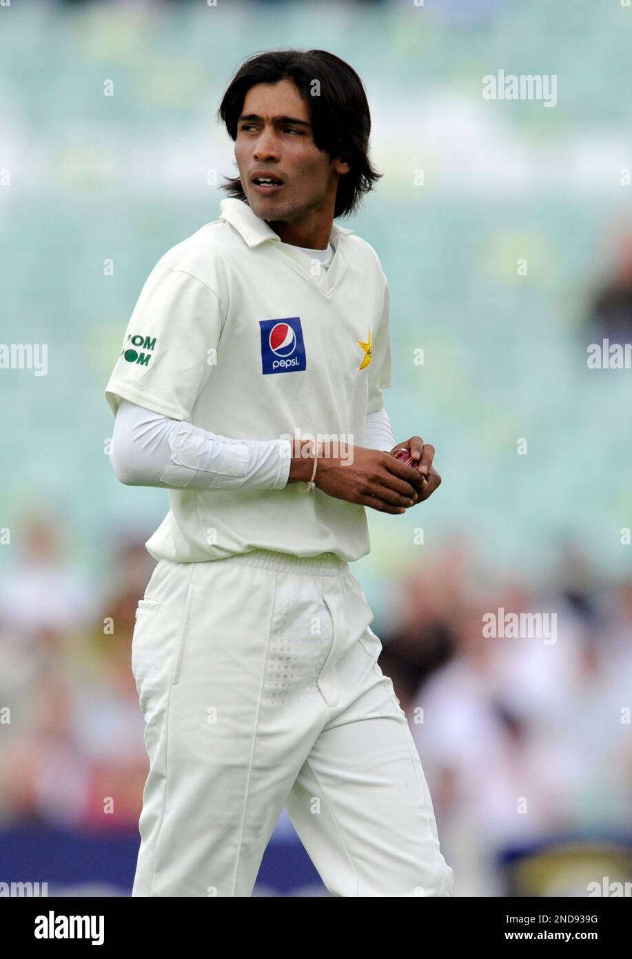 Pakistan's Mohammad Aamer waits to bowl to England's Andrew Strauss ...