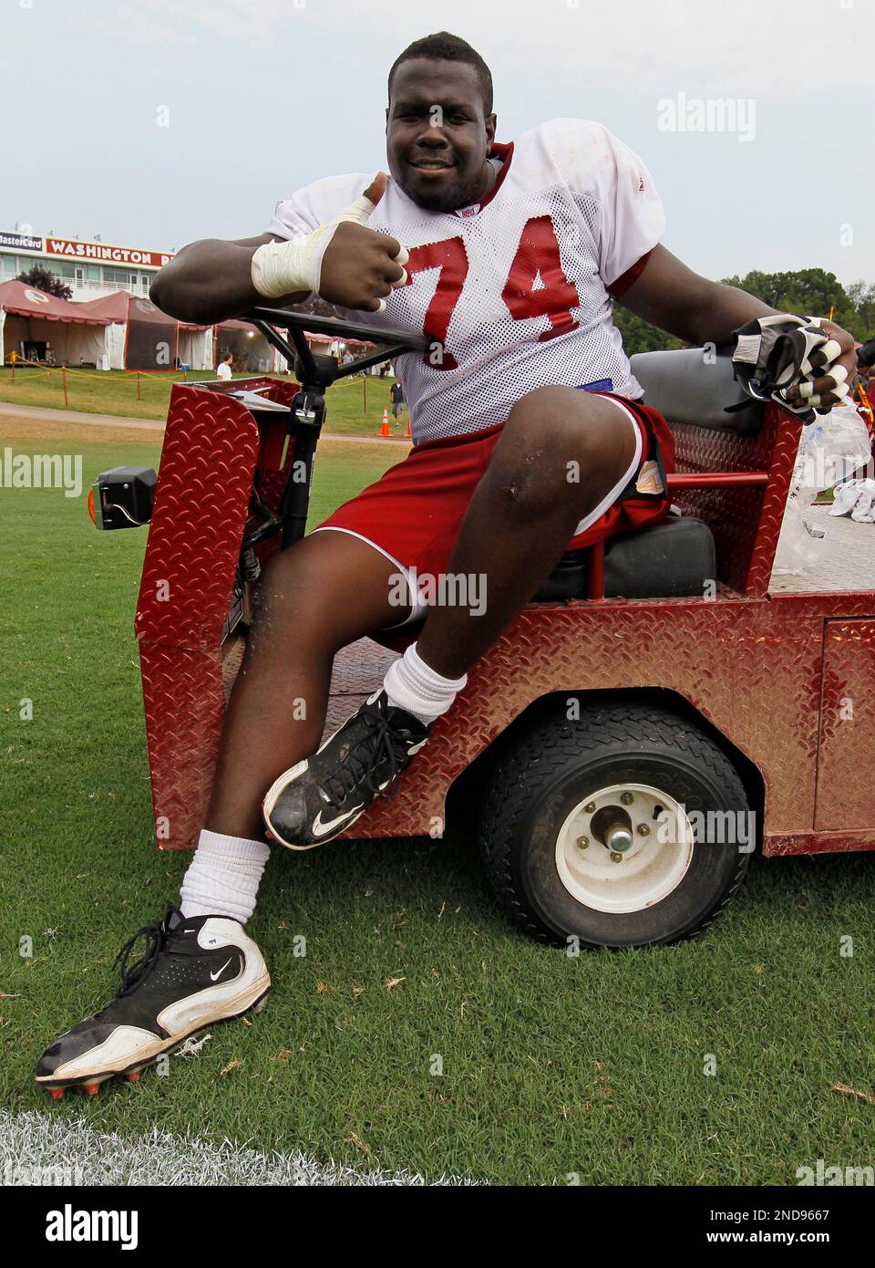 Washington Redskins tackle Stephon Heyer gives a thumbs up after their ...