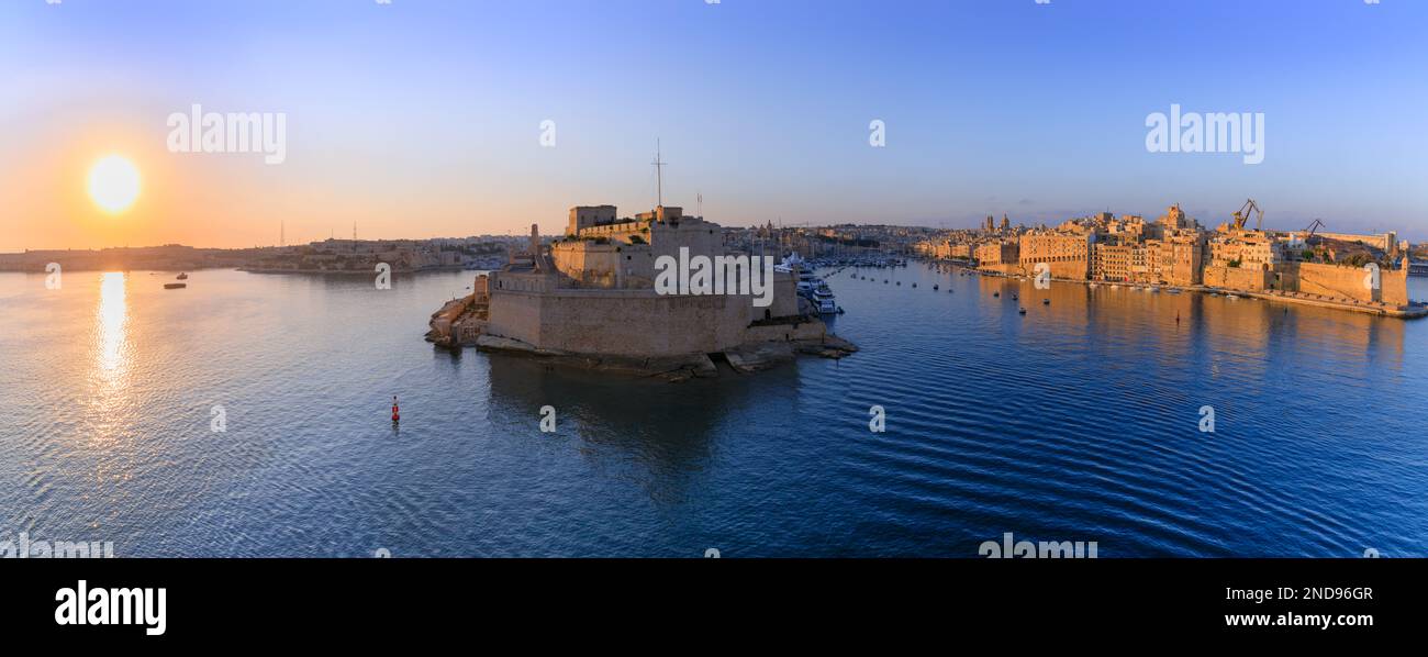 Sunrise view of Grand Harbour seascape in Valletta, capital of Malta ...