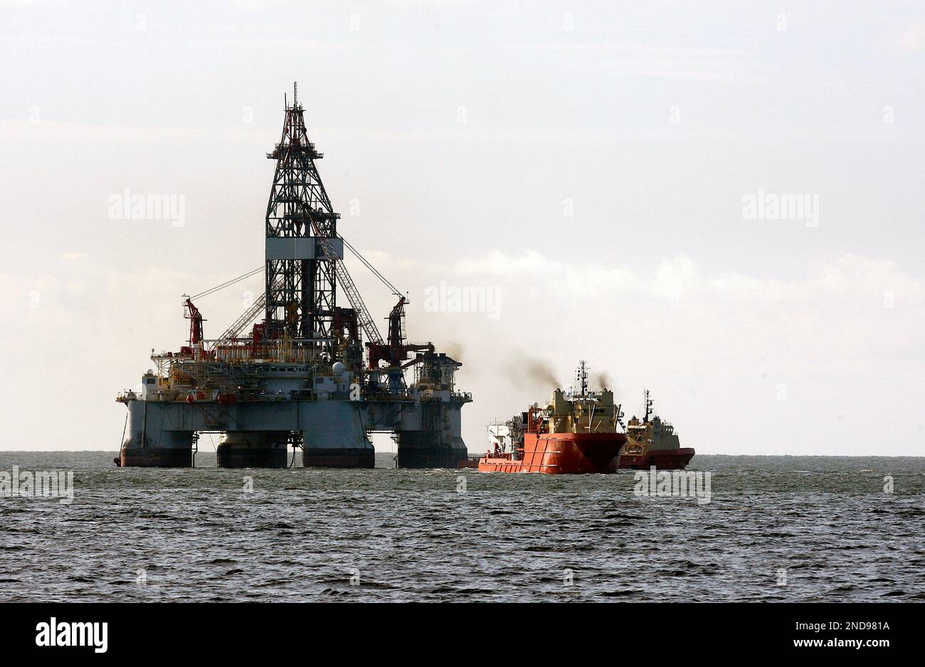 Vessels assisting in the capping of the Deepwater Horizon oil wellhead ...