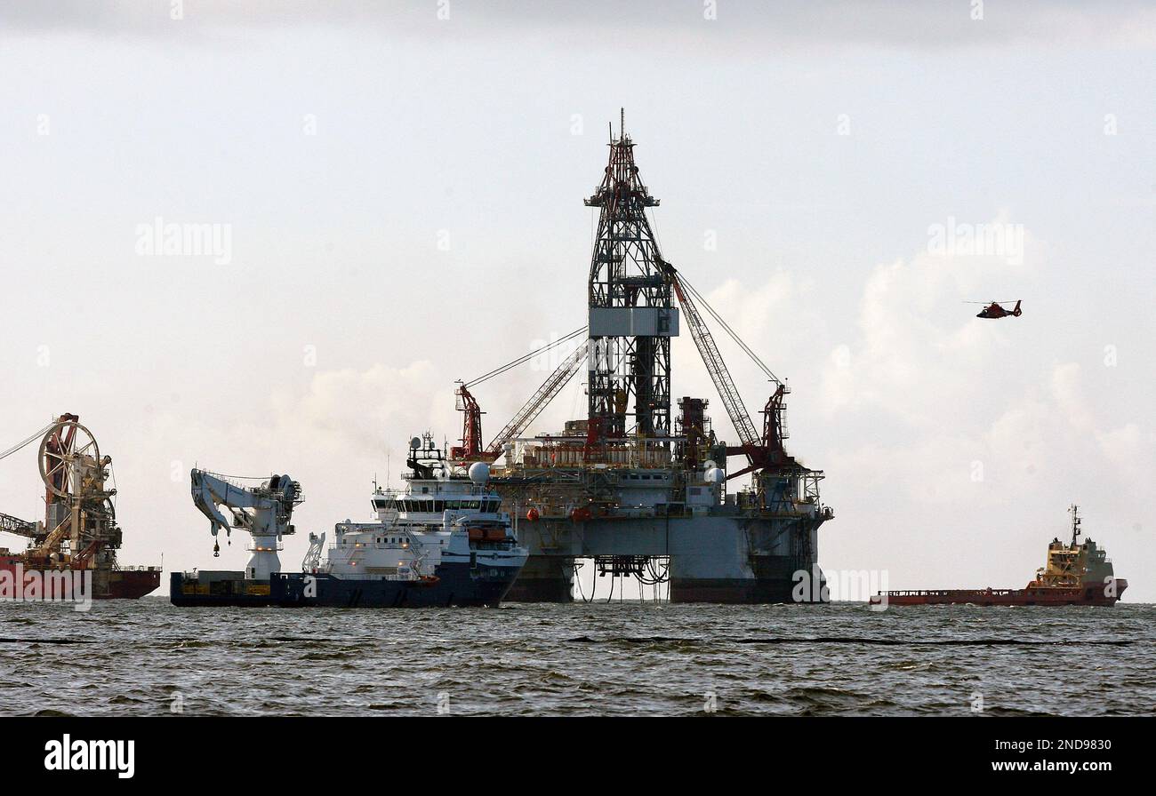 Vessels assisting in the capping of the Deepwater Horizon oil wellhead ...