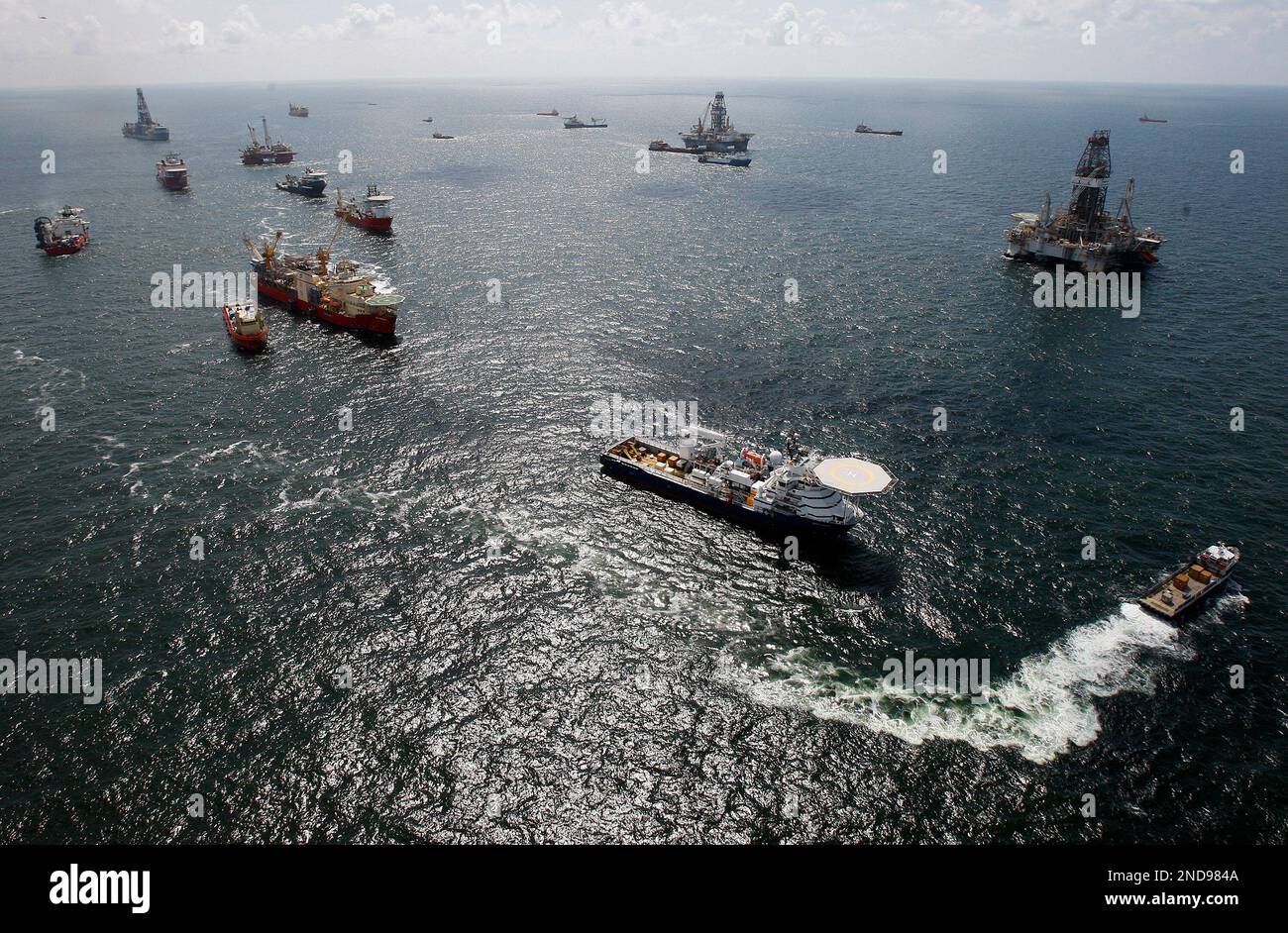 Vessels assisting in the drilling of the relief well at the site of the ...