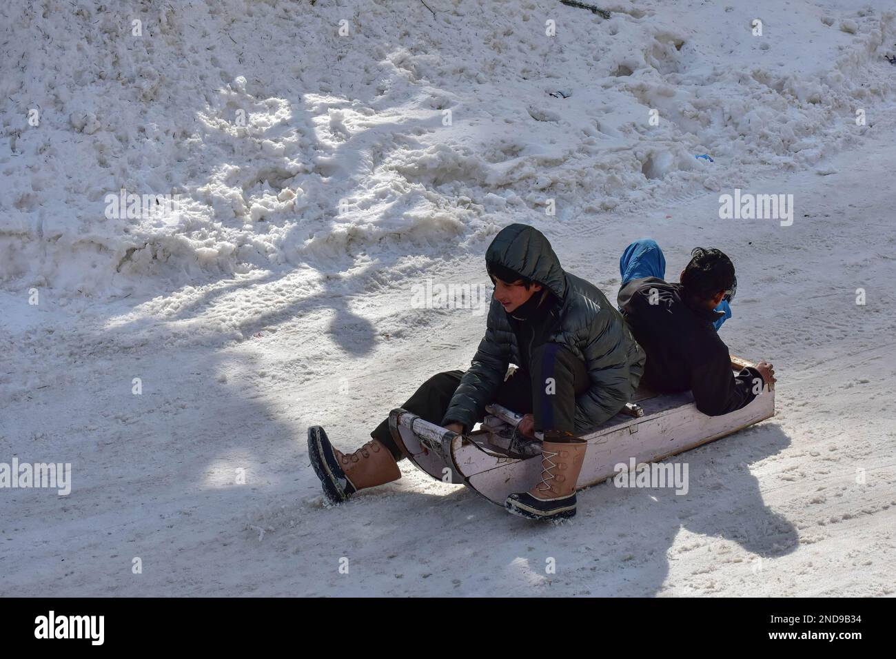 Tangmarg, Kashmir, India. 15th Feb, 2023. Kashmiri children enjoy ...