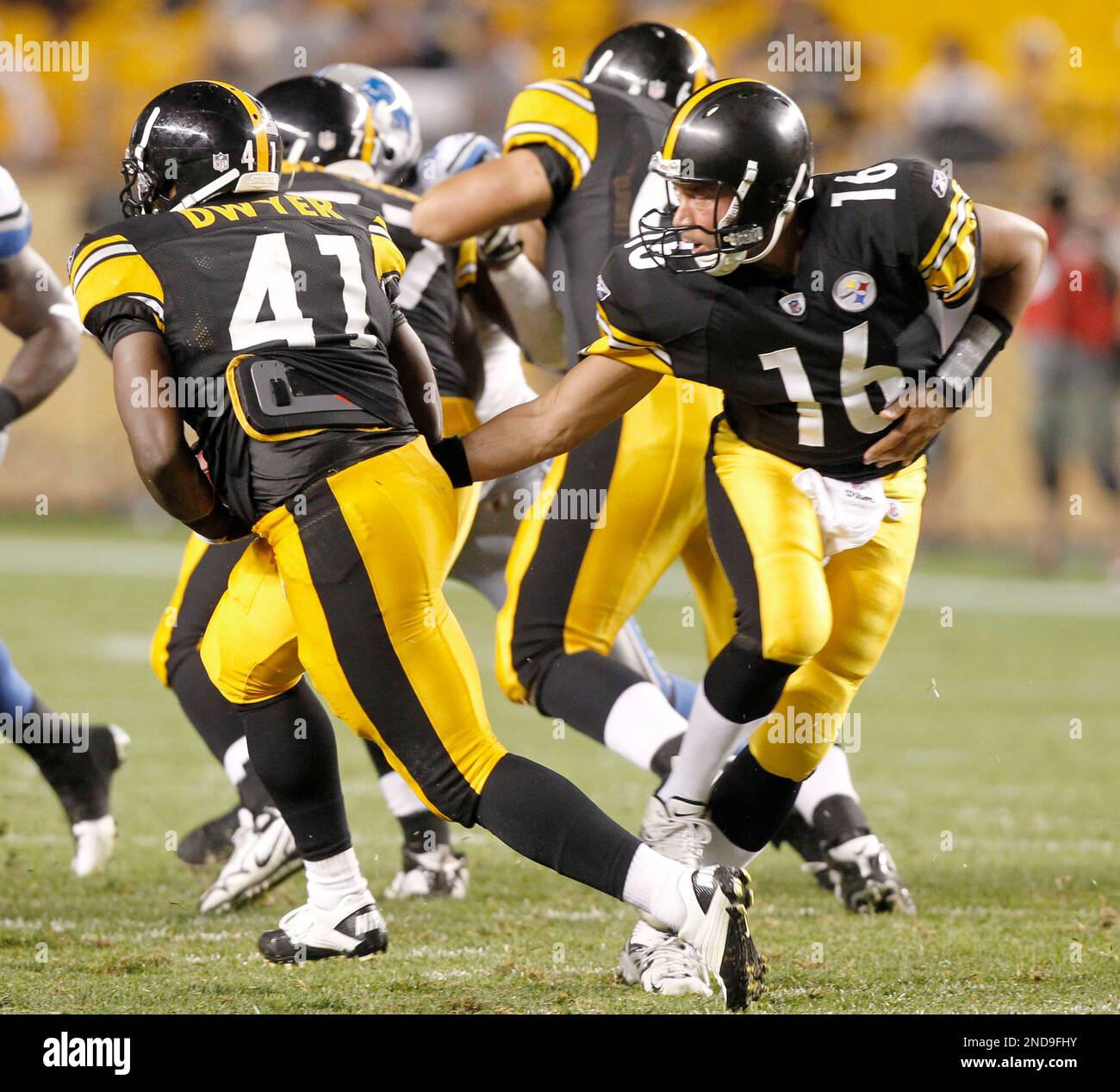 Pittsburgh Steelers quarterback Charlie Batch (16) hands off in the ...