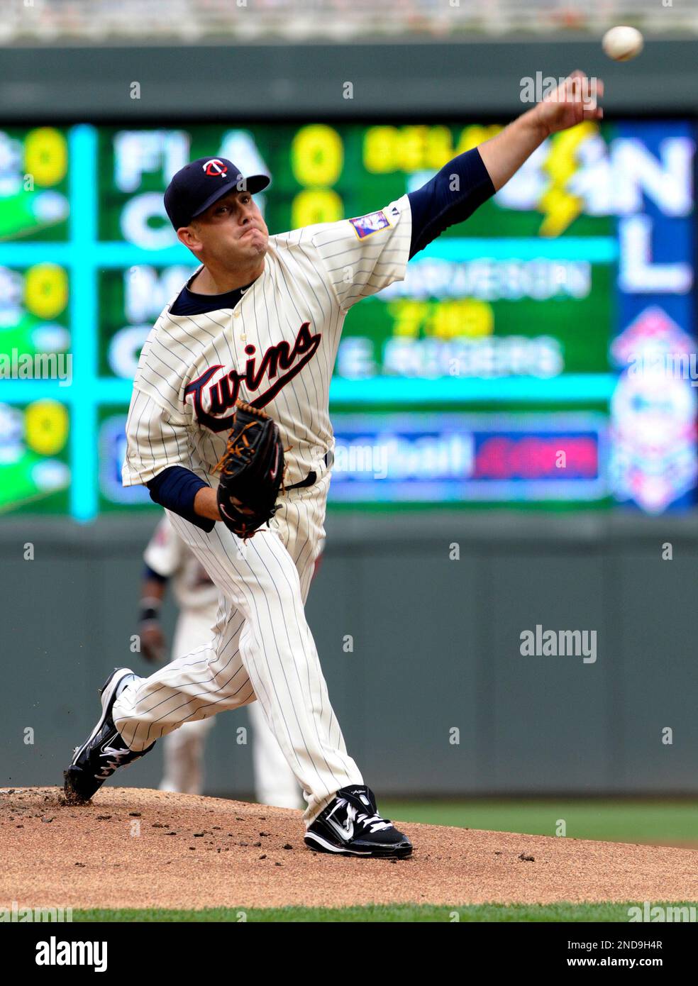 Minnesota Twins pitcher Brian Duensing works against the Oakland ...