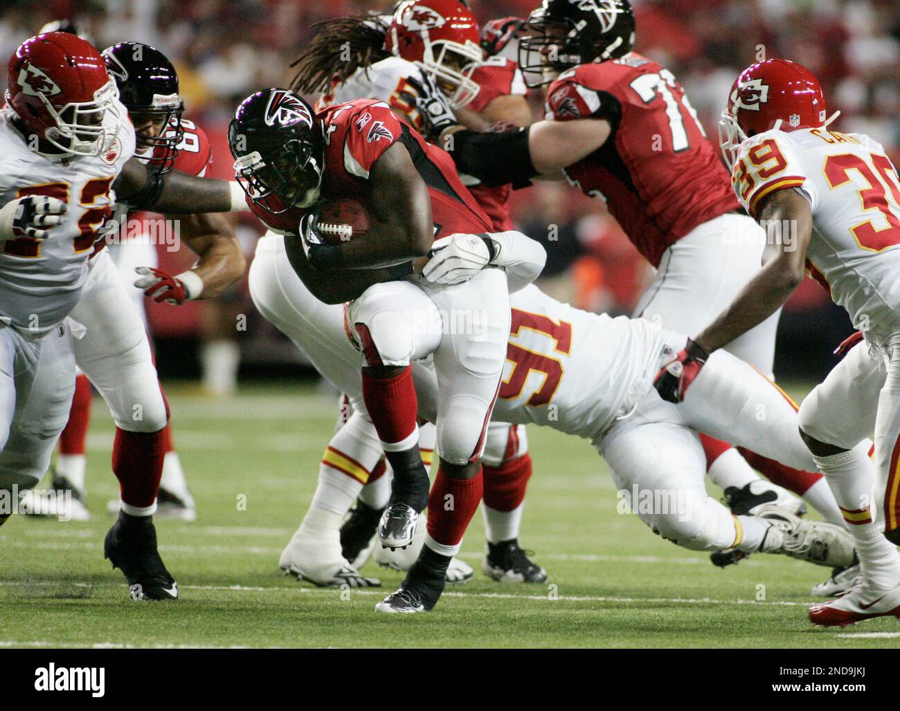 Atlanta Falcons RB Jason Snelling is tackled by Kansas City Chiefs ...