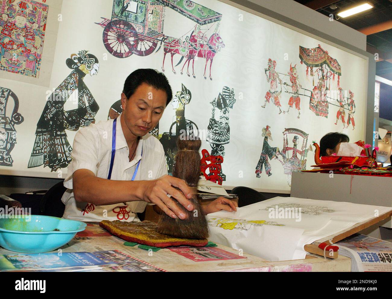 A Chinese artist shows his skills in Chinese New Year Printmaking ...