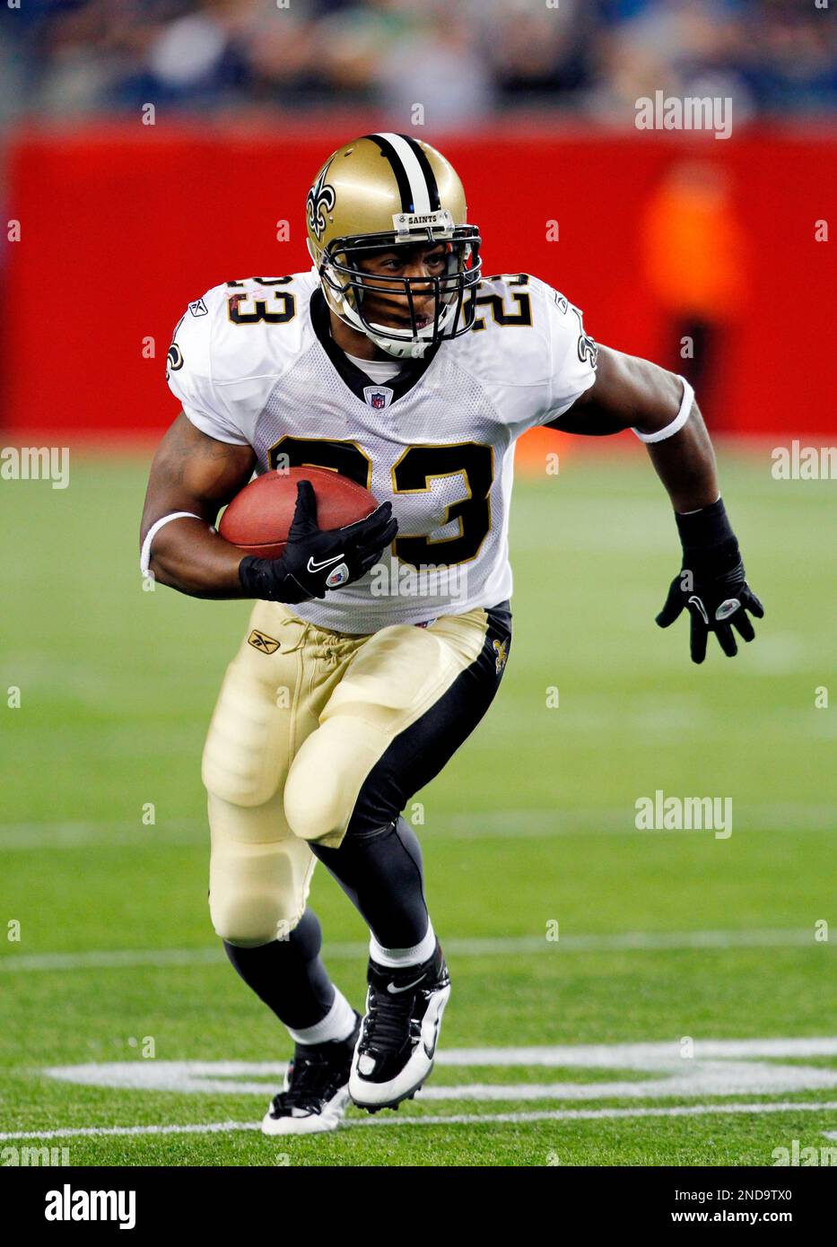 New Orleans Saints' Pierre Thomas carries the ball in the first half of ...