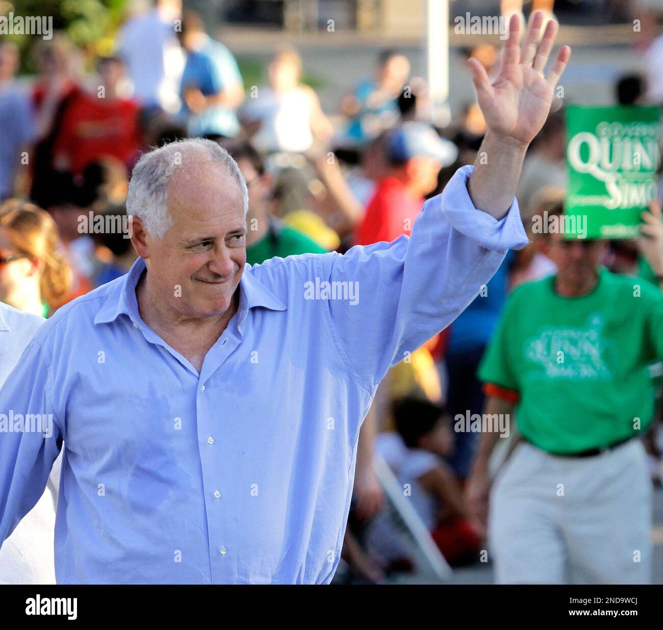 Illinois Gov. Pat Quinn waves to supporters during the Illinois State ...