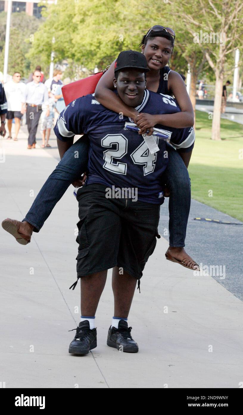 Dallas Cowboys fans Kaylan and Johnny Mallard make their way into the ...