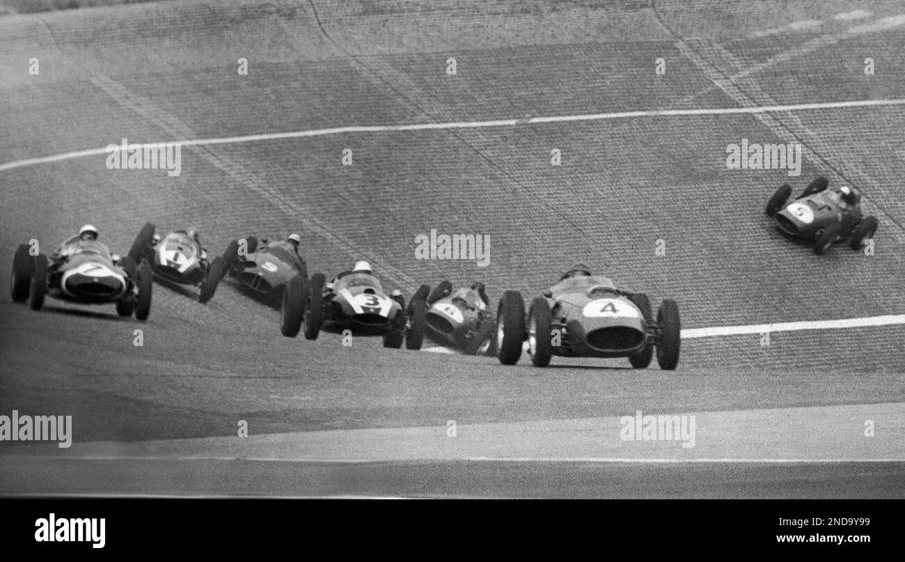The main field rounds the famed “wall of death” north curve on the AVUS ...